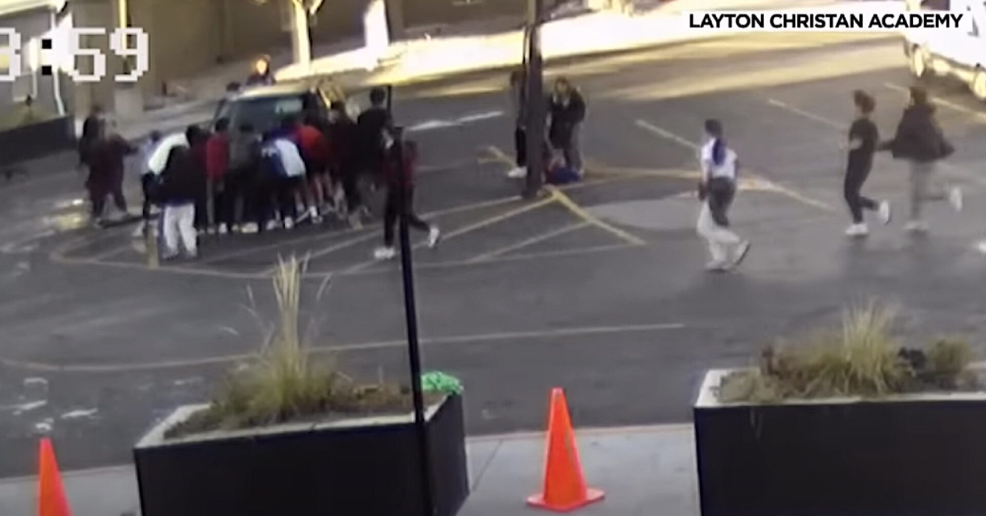 VIDEO: Dozens of Christian teenagers rush to help a family in trouble ...